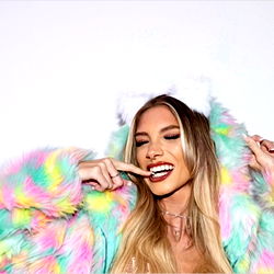 Explore the Sensual Realm of SOZZLEPOPP, a Verified OnlyFans Sensation!